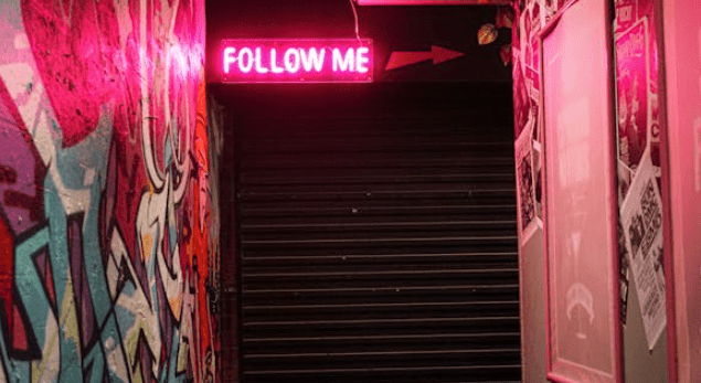 The Role of Neon Signs in Event Wayfinding